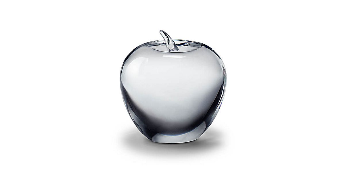 Apple paperweight in crystal. | Tiffany & Co.