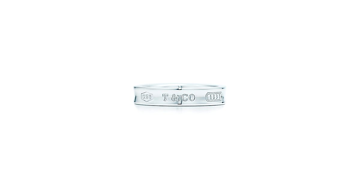 Anillo angosto Tiffany 1837™ en plata fina. | Tiffany & Co.