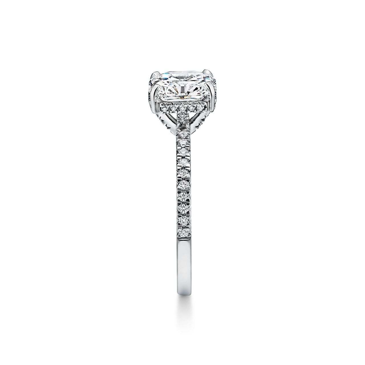 Anillo de compromiso Tiffany True®, con un diamante Tiffany True® y una ...