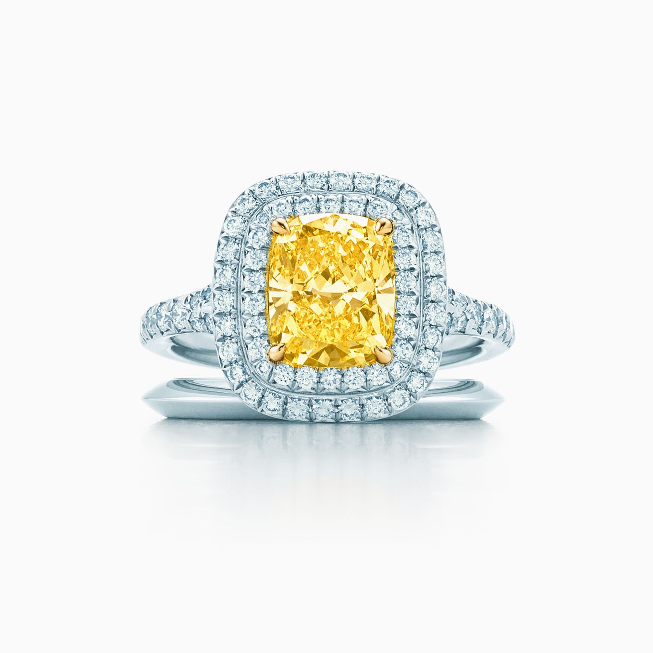 Anillo Tiffany Soleste en corte de cojín con argolla de diamantes en ...