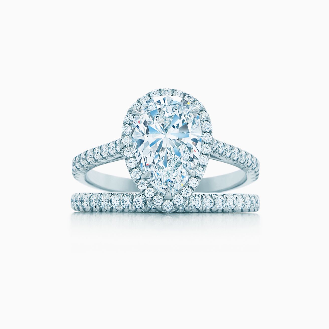 Anillo Tiffany Soleste con aureola en forma de pera y argolla de diam ...