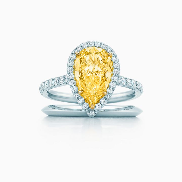 Anillo Tiffany Soleste con aureola ovalada y argolla de diamantes en ...