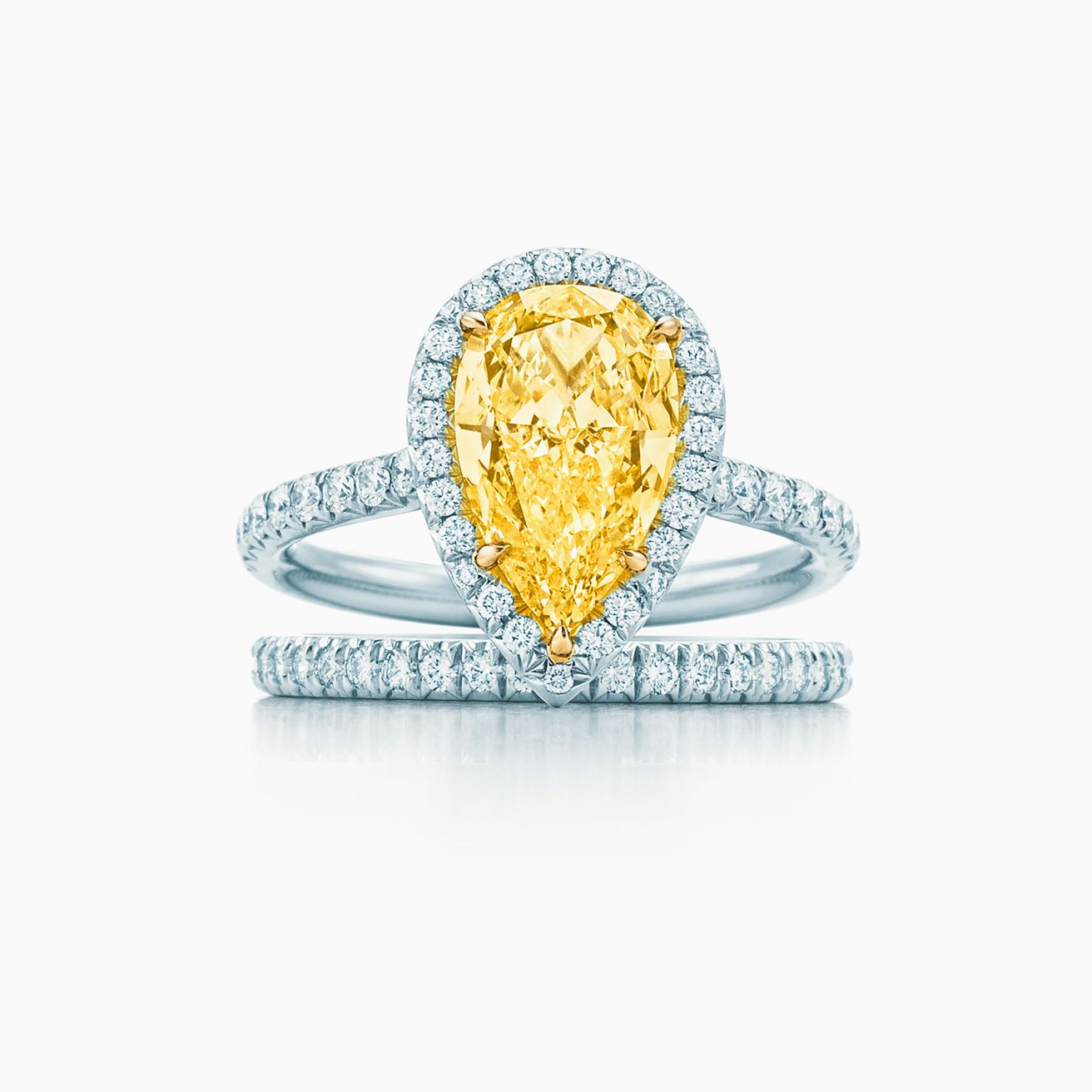 Anillo Tiffany Soleste con aureola ovalada y argolla de diamantes en ...